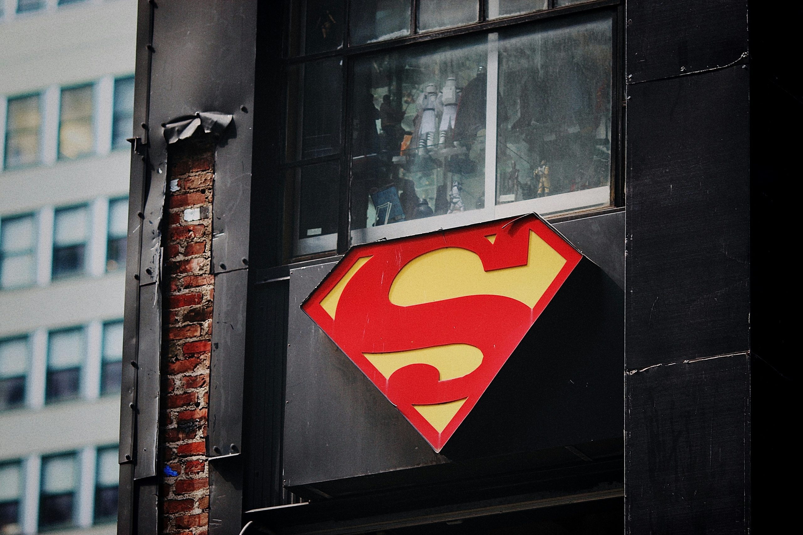 A Guide to Clark Kent’s Glasses for Superman Cosplayers